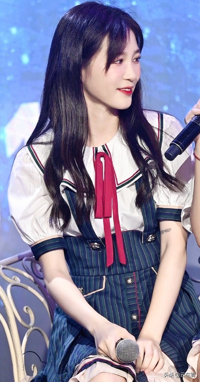 Cute beauty artist SNH48-Yuan Yuzhen singing beautiful photos on stage ...