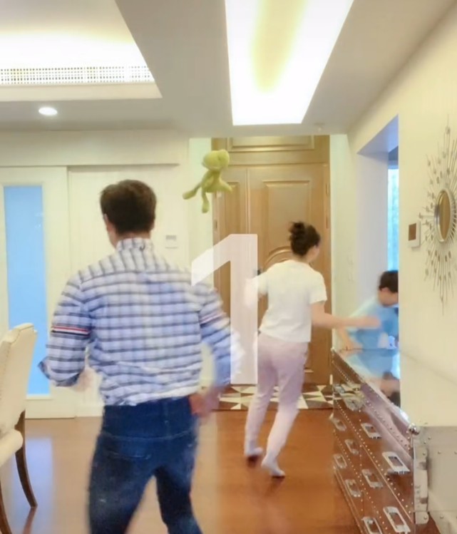 Tian Liang's family is so happy, Liangzai grows a small beard and looks ...