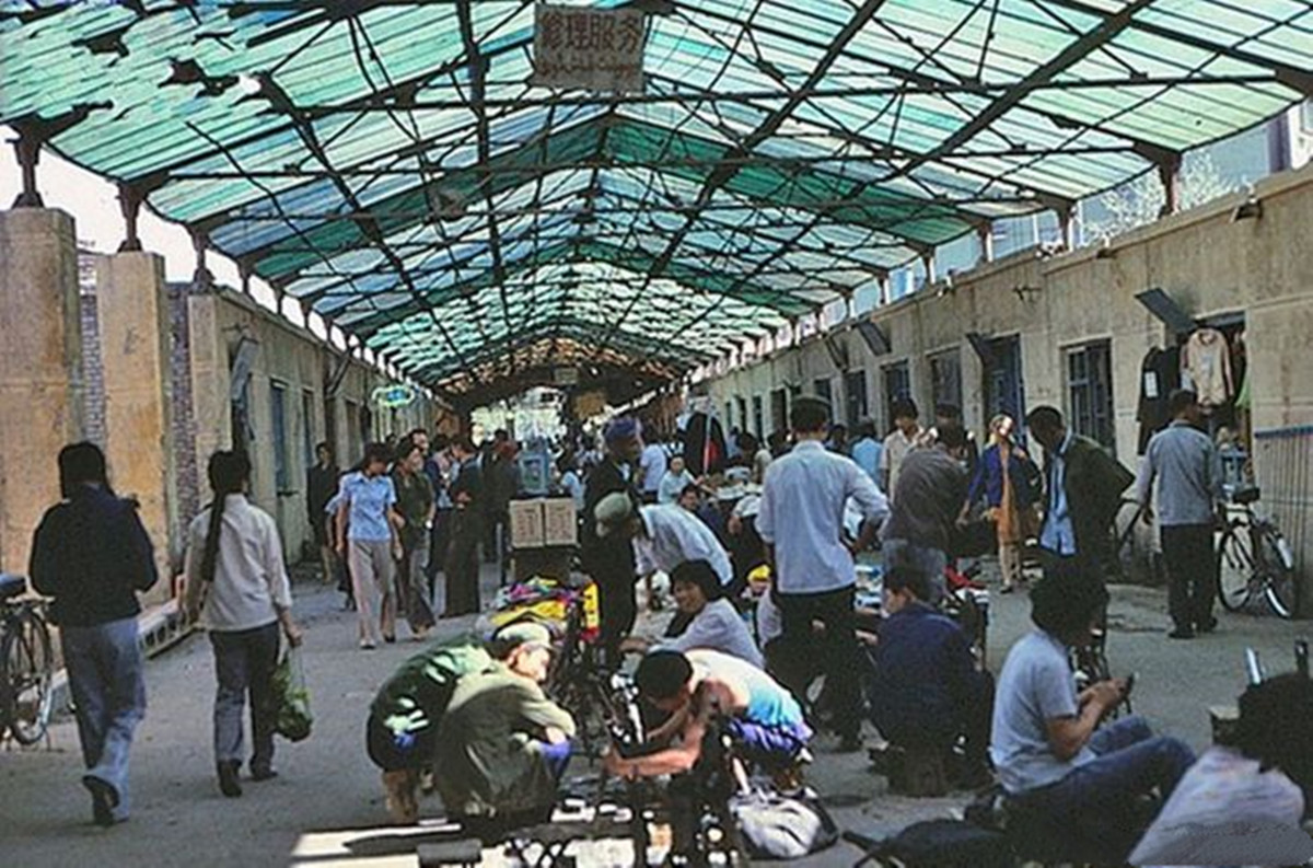 Old photo: Urumqi in the 1980s, "the second road car parked on the ...