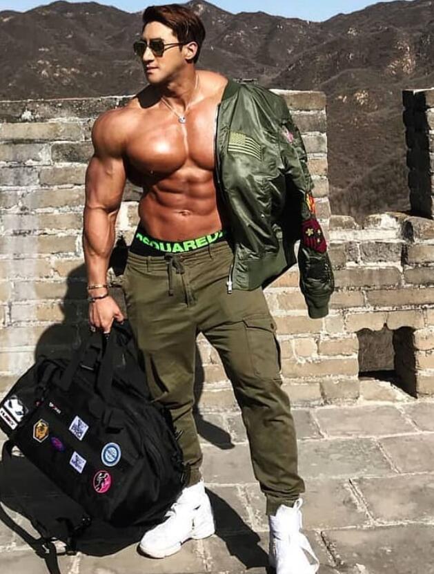 Korean bodybuilder Huang Chexun, with muscles like a rock, is nicknamed ...