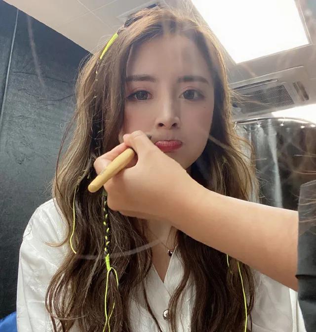 Wang Meng's work photo! Xiao Nan wears a strapless dress and is as ...