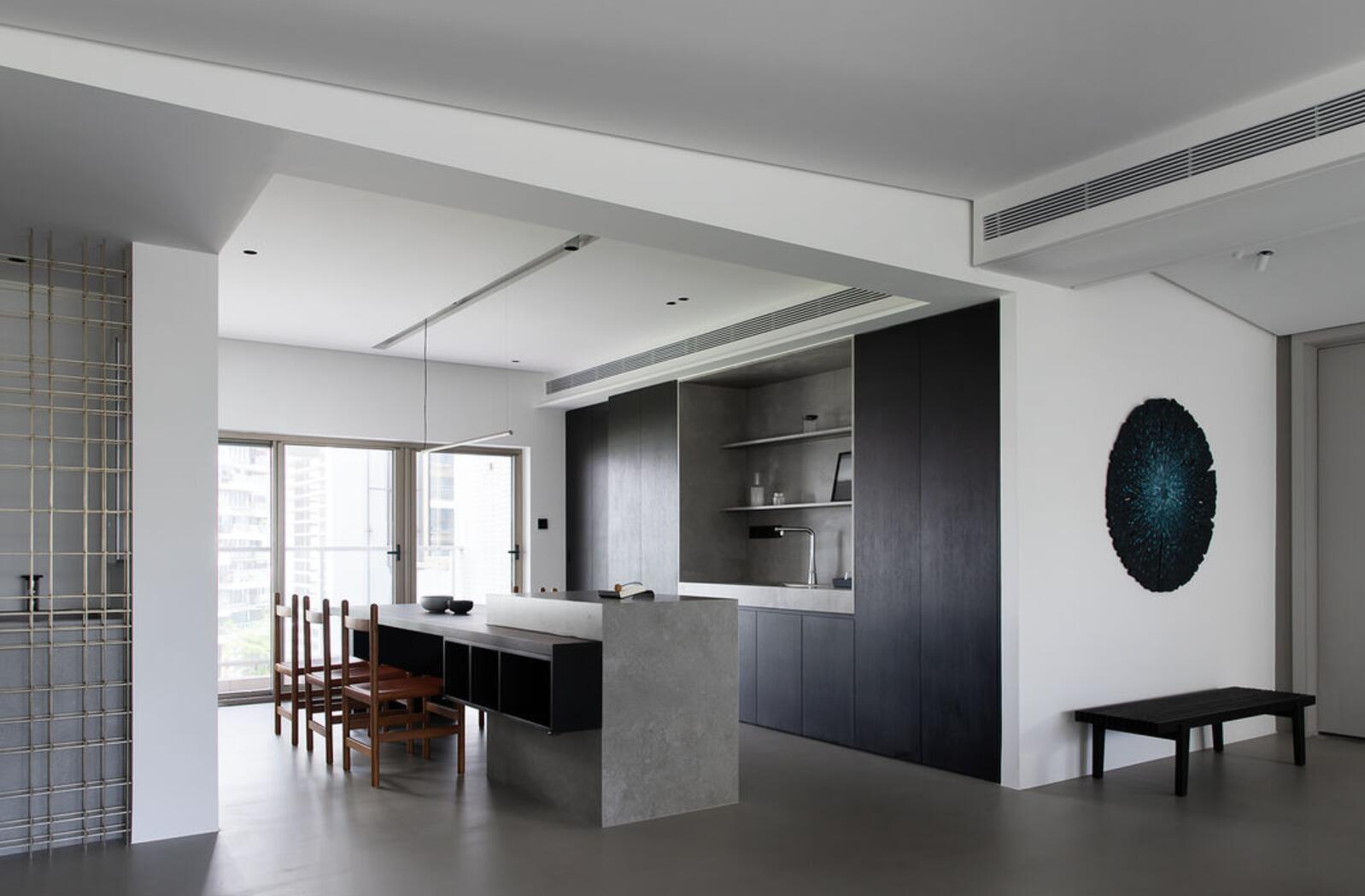Visiting his large flat floor of 220 square meters, the whole house is ...