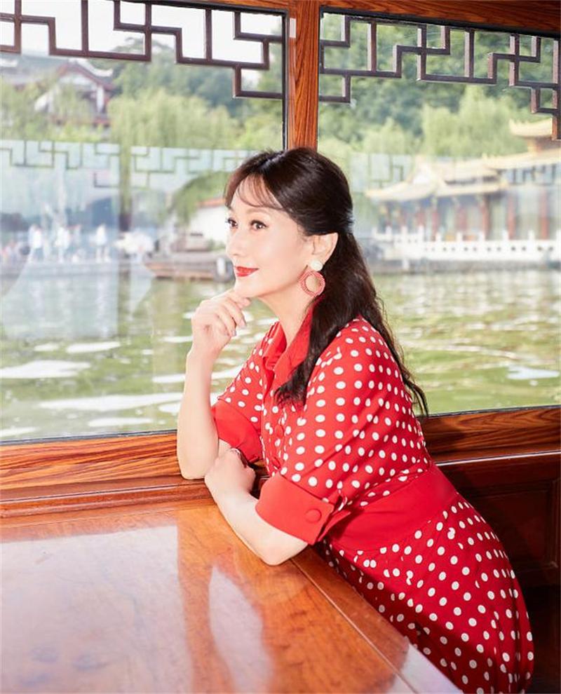 66-year-old Zhao Yazhi re-visited the West Lake, wearing a red dress ...
