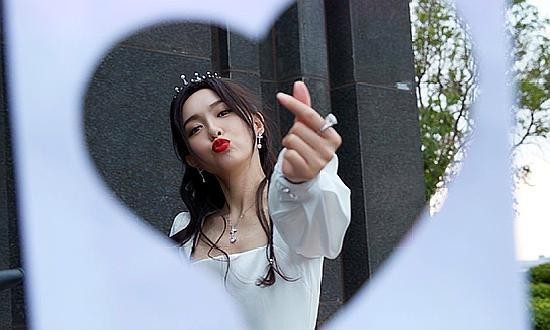 Tang Yan is on Weibo hot search, how does she take care of skin care in ...