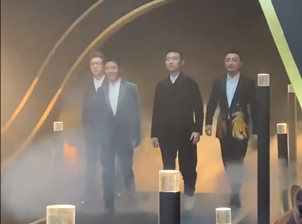 CCTV Famous Mouth hosted on the same stage, Kang Hui velvet suit was ...