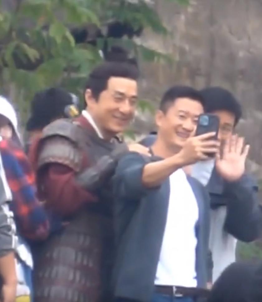 Jackie Chan was filmed on Wu Jing's studio!Hooking up the shoulders and ...