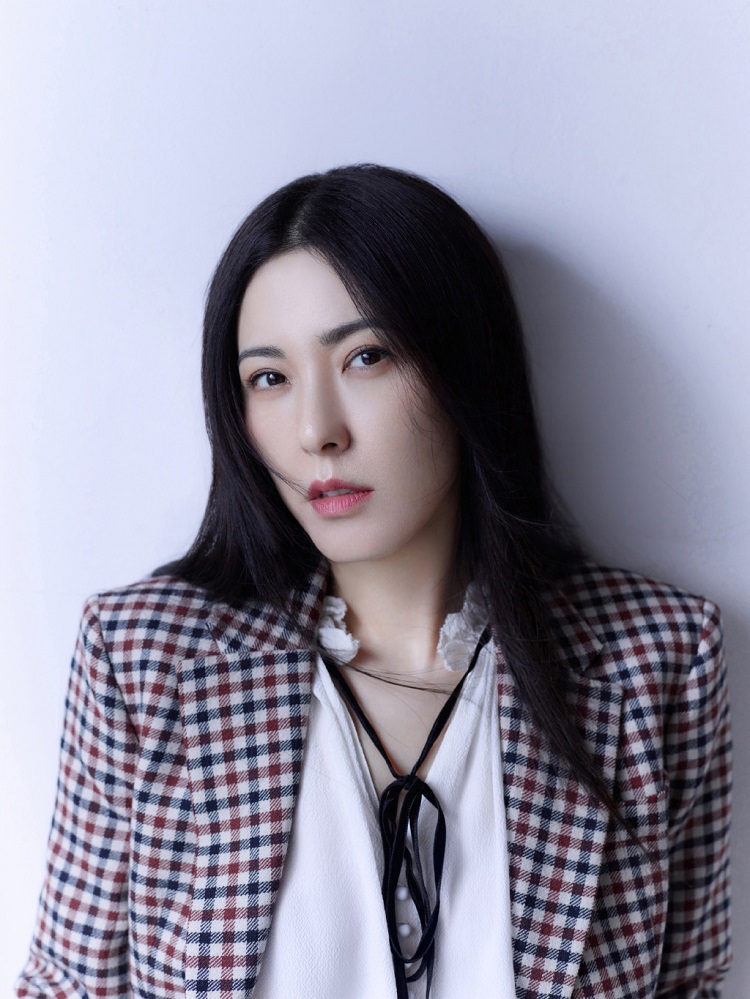 How high is Zeng Li's face? Seeing Cecilia Cheung's eyes, it turns out ...