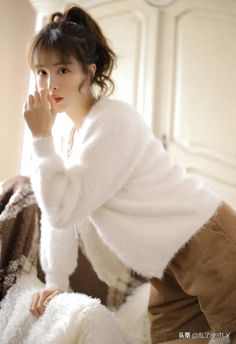 Uniform photo of pure cute girl - iNEWS