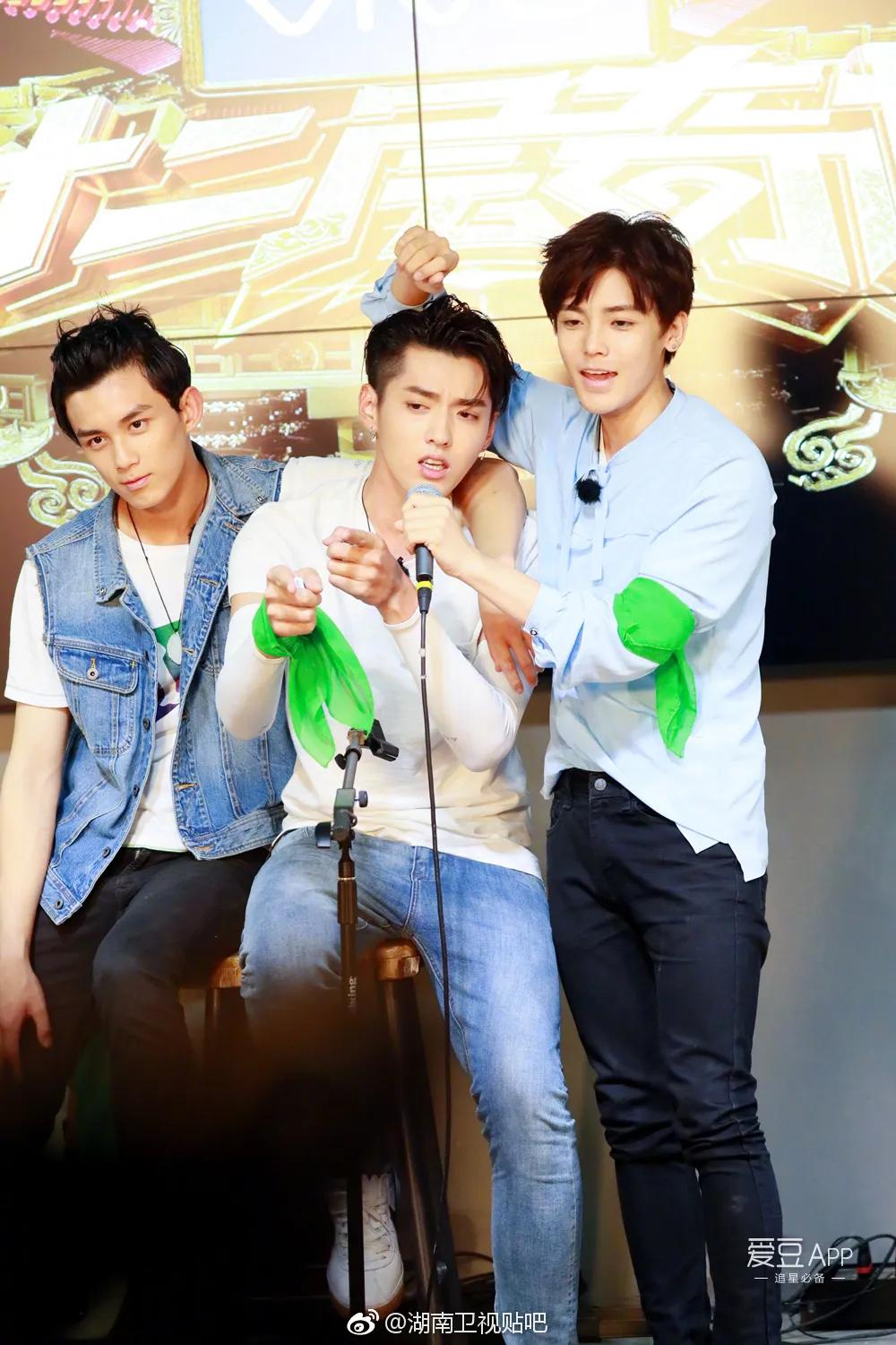 A close photo of Hou Minghao and his friend Wu Lei and Wu Yifan - iNEWS