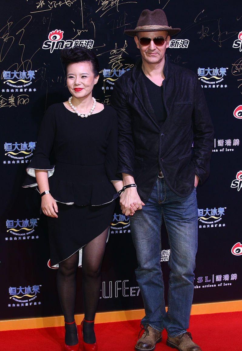 Gong Linna is a circle smaller than her foreign husband. She wears a ...