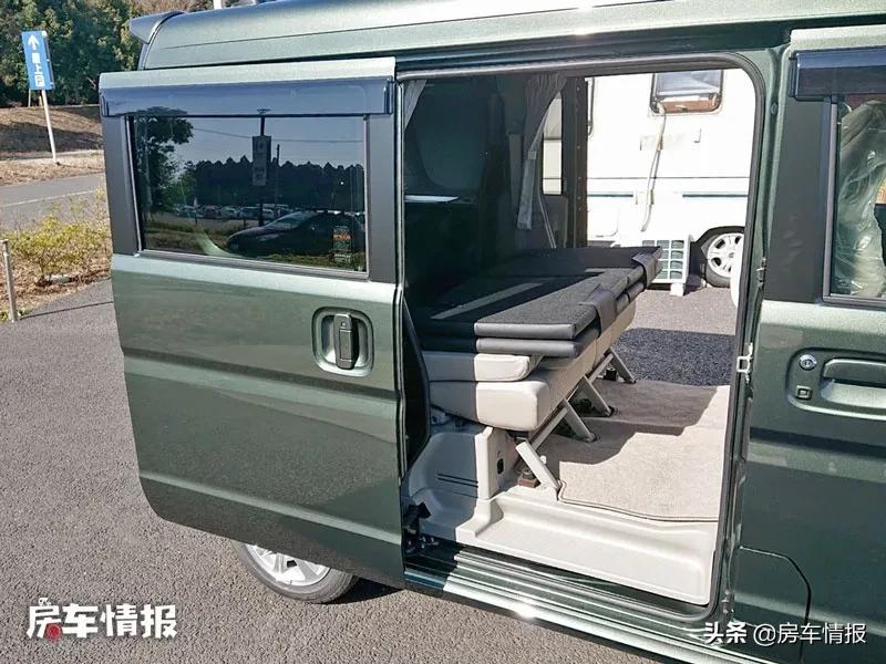 Nissan NV100 touring car! It looks like an old scooter, it sleeps 2 ...