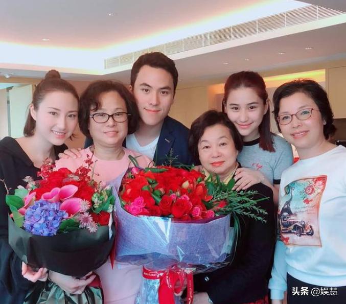 Auntie Chen Wanzhen and Anqi Liang made a rare appearance in Shanghai ...