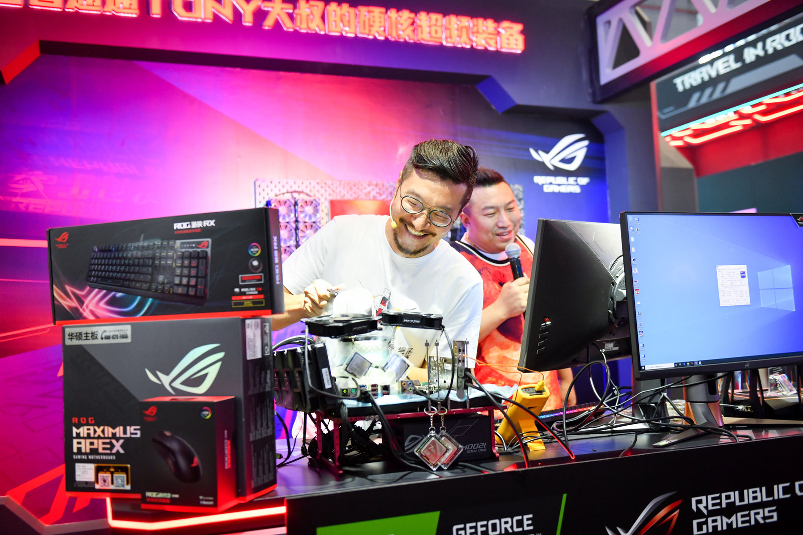 Liquid nitrogen overclocking + CF rivalry ASUS motherboard detonates ...