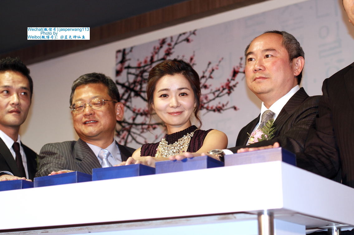 Zhang Ruixi attended the autograph meeting - iNEWS