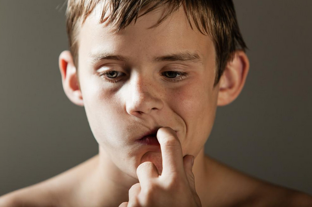 Wang Yibo was photographed gnawing nails again: children who still gnaw ...