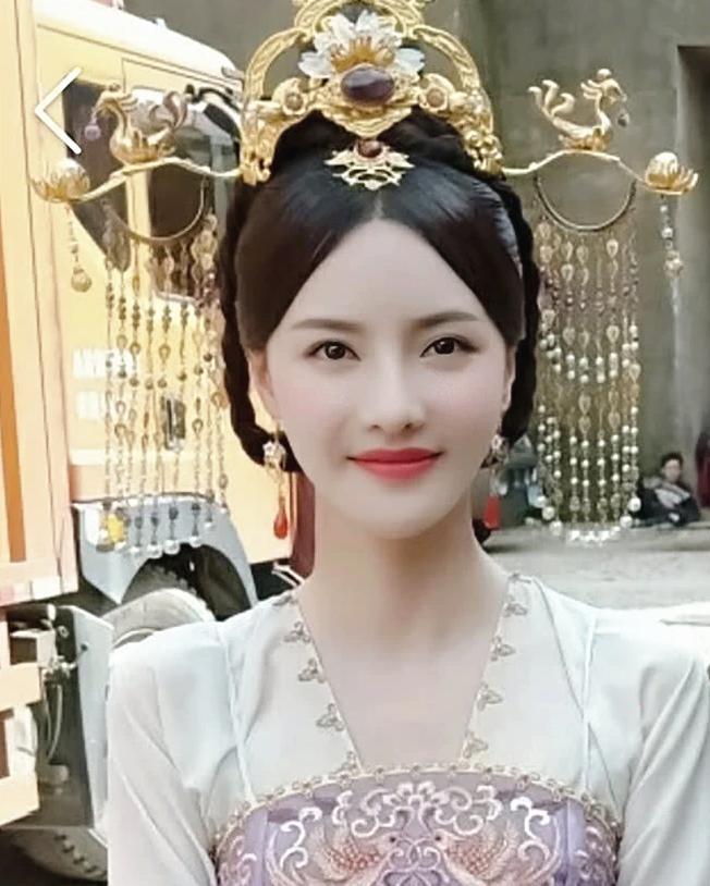 The new goddess Zhang Zhixi, easily interprets the beauty of jasper in ...
