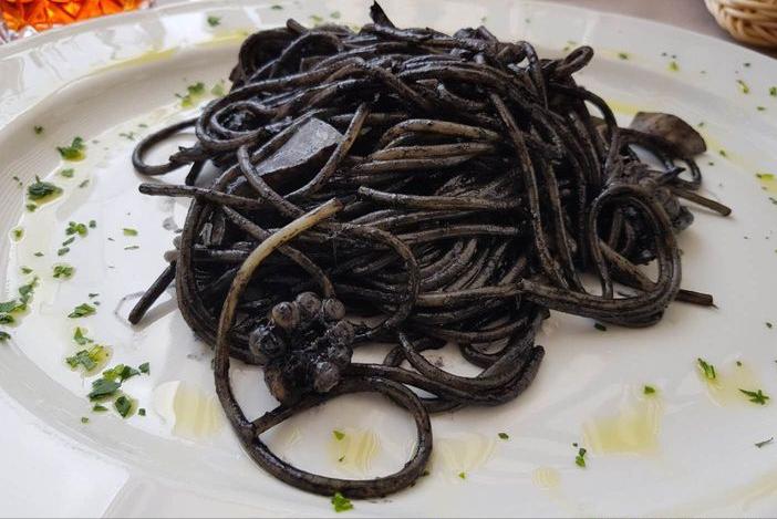Cuttlefish sauce noodles and seafood spaghetti in Venice, Italy!Let me ...