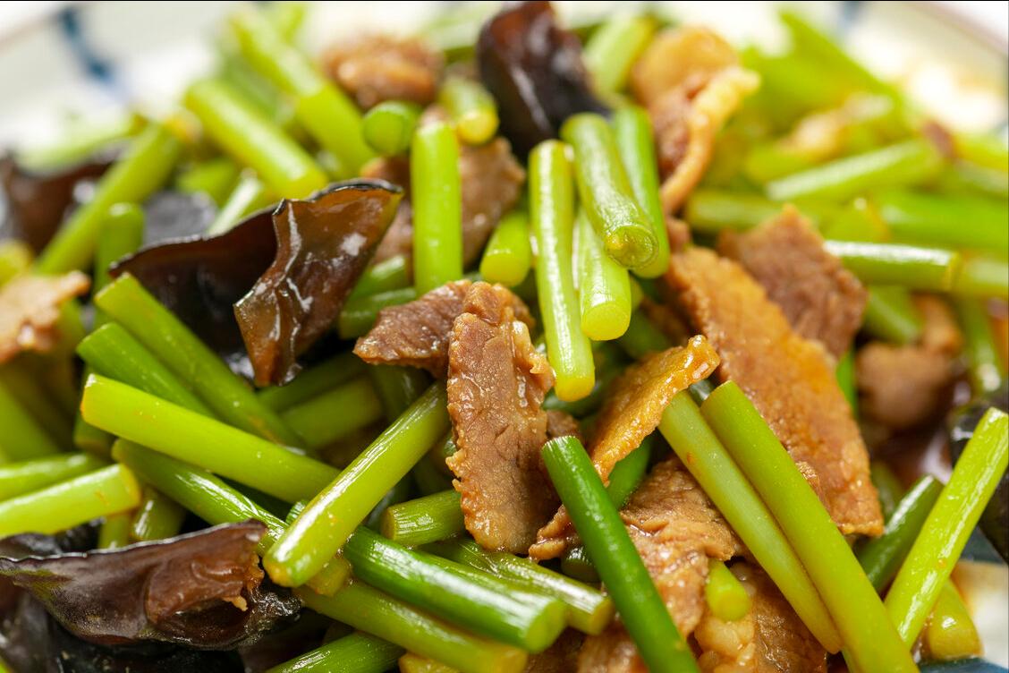 Stir-fry the garlic moss directly in the pot. If you want the garlic ...