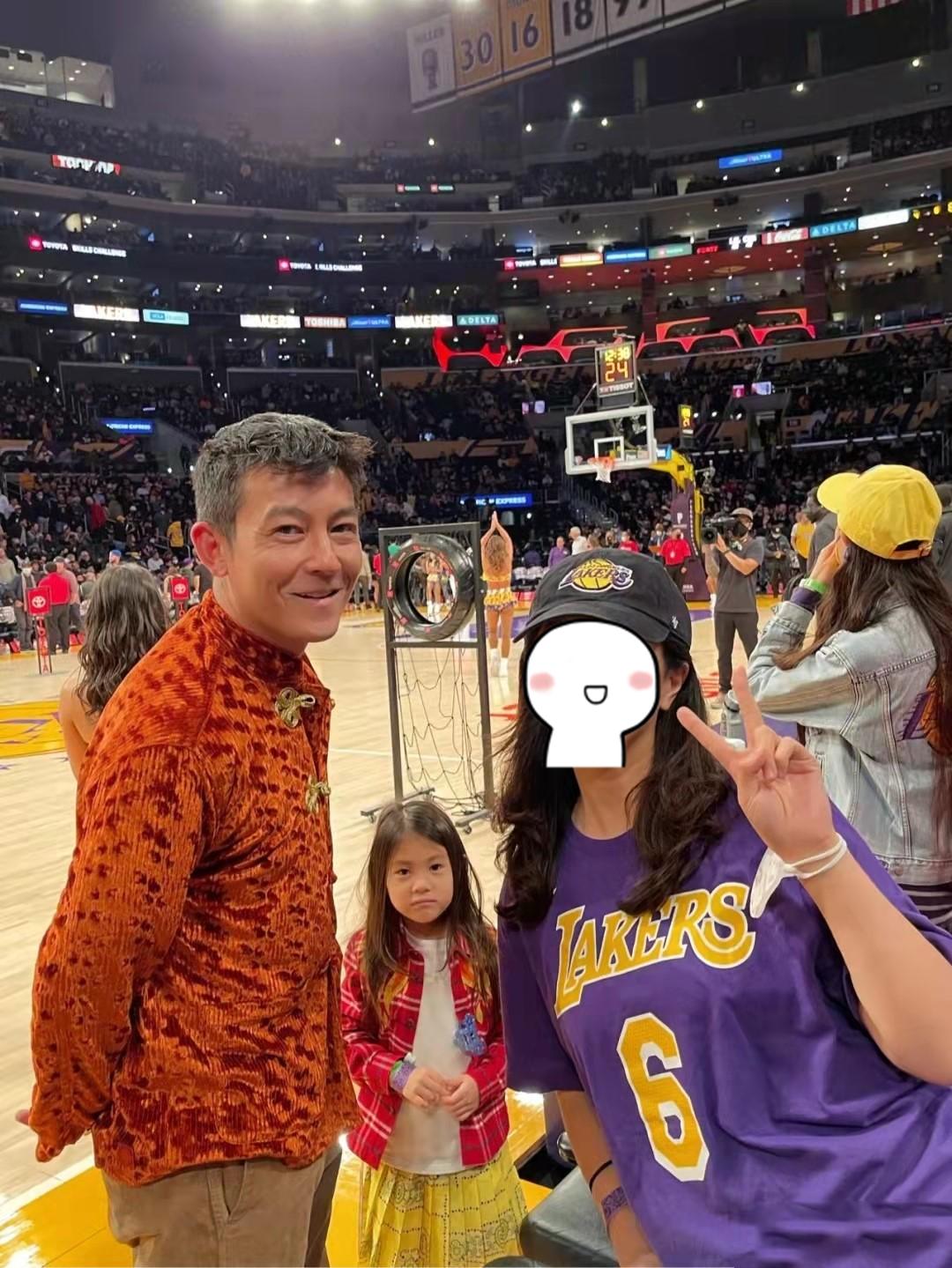 41-year-old Edison Edison and his family watch the game, her temples ...