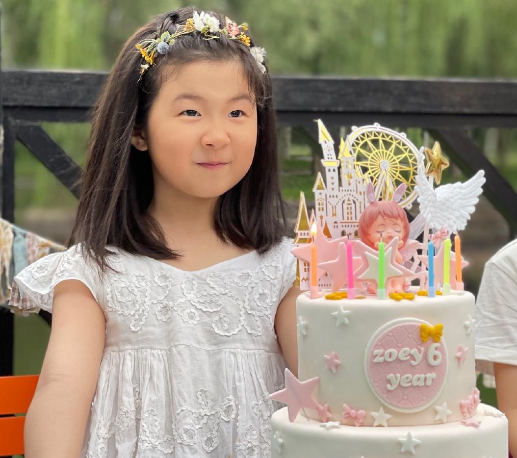 Zhang Liang took photos to celebrate her daughter's birthday!The 6-year ...