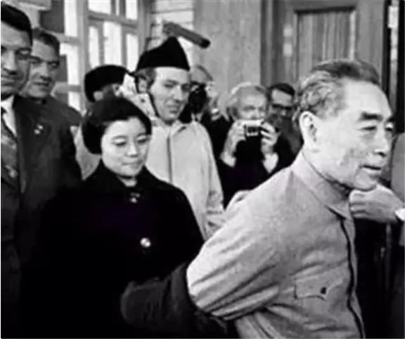 In 1971, Kissinger and Ye Jianying had a meal, and they joked during a ...