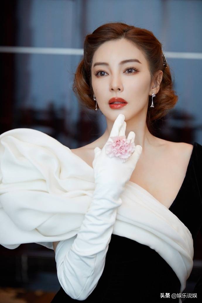 Zhang Yuqi's retro style is beautiful to luminous, graceful and elegant ...