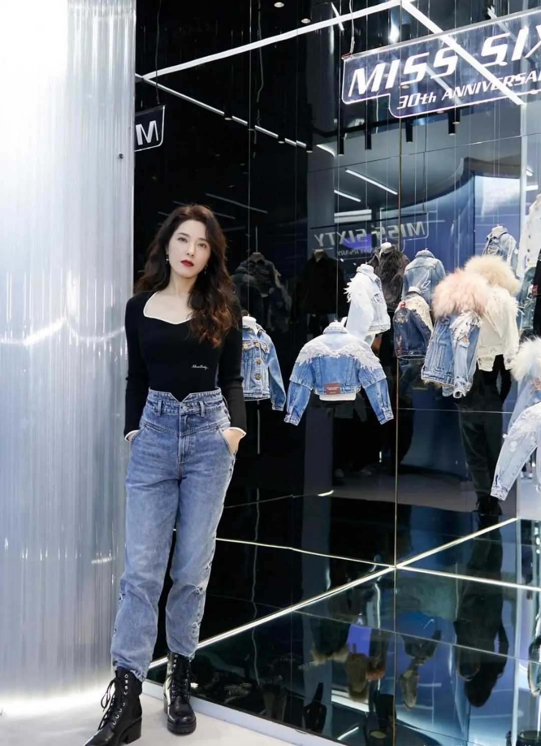 Zeng Li was amazing again. He wore jeans and stuffed Martin boots into ...