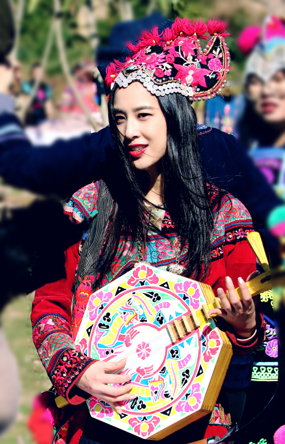 "Field of Hope" Huang Shengyi wears Yi embroidered dress and cockscomb ...
