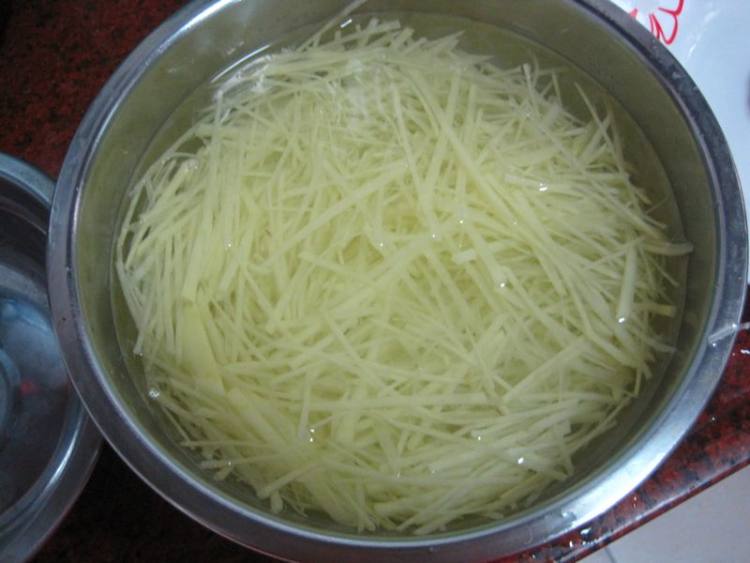 Homemade small stir-fry, hot and sour potato shreds are super served ...