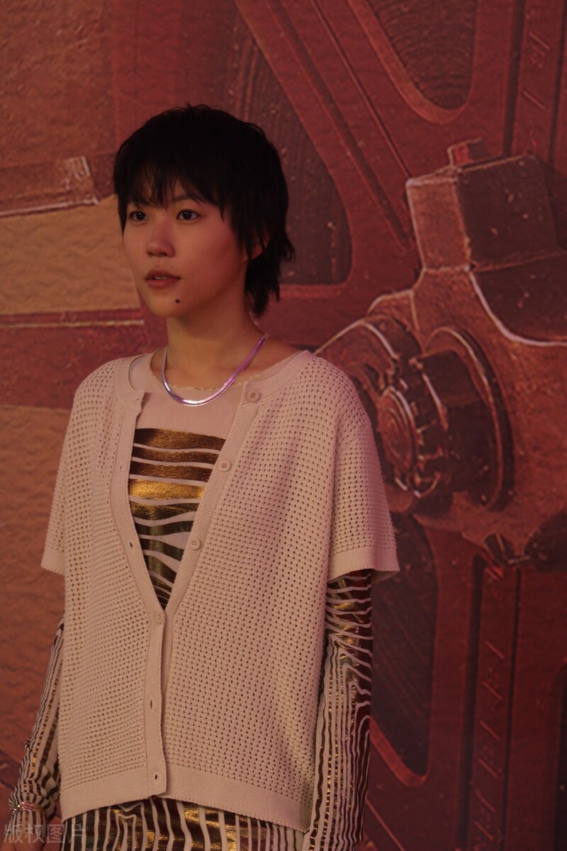 Dou Jing is a childlike fan. Wearing a striped top with a hollow knit ...
