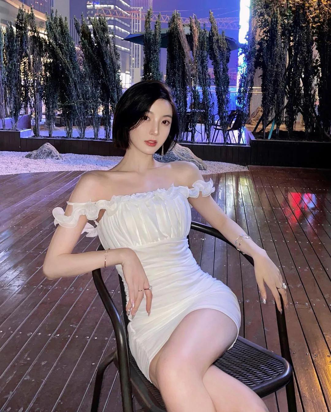 Beautiful Model Little Pumpkin, Rong Yao Qiuju, Huamao Chunsong - iNEWS