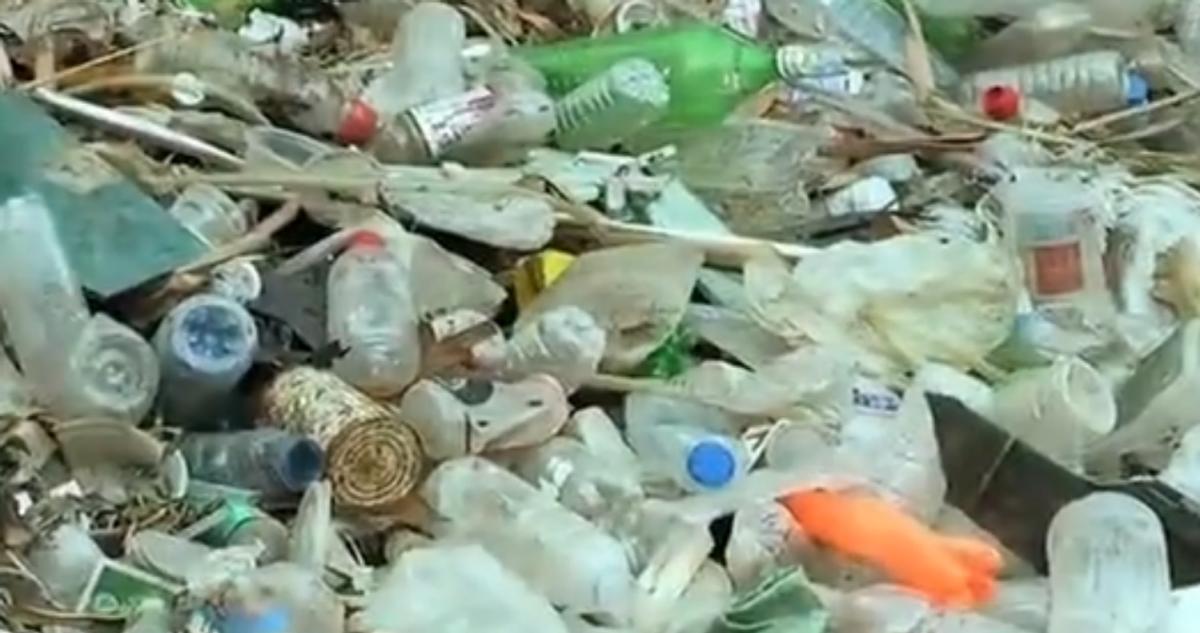 300,000 people in the Philippines live in garbage dumps and eat only ...