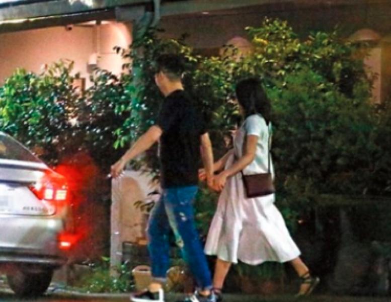 Yu Chengqing and his second married wife show affection, the first time ...