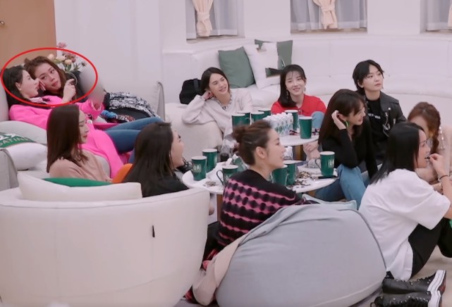 The other sisters are chatting. Who pays attention to what Joey Yung ...