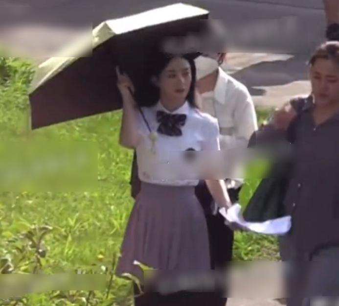 Zhao Liying's school uniform MV was exposed by Reuters. After removing ...