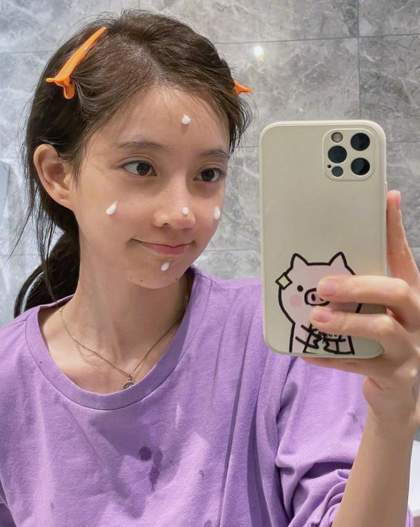Feng Timo has an enviable face without makeup, and her skin is smooth ...