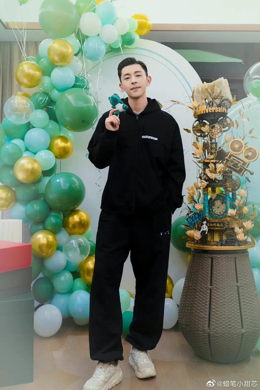 Deng Lun's birthday cake is unique in shape, and he wrote “29 Safe and ...