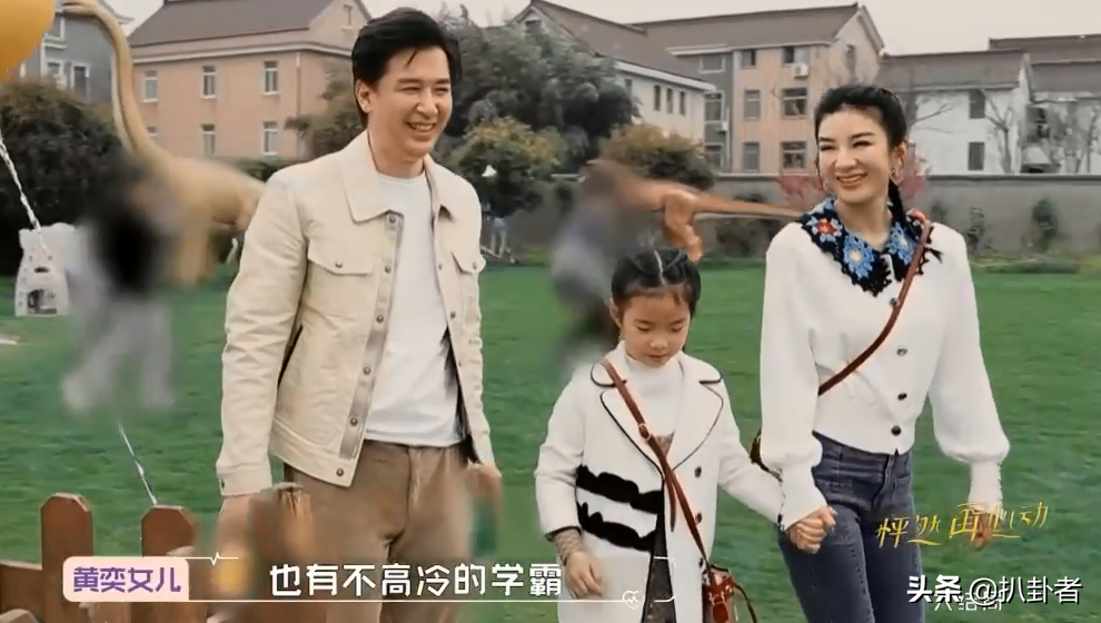 Huang Yi holds hands with Cui Wei, and her daughter makes her debut in a luxury suit. Huang Yi ...
