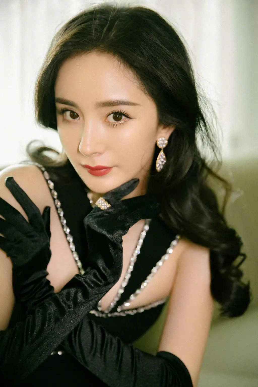 Yang Mi wears a black satin dress with exquisite makeup, and her ...
