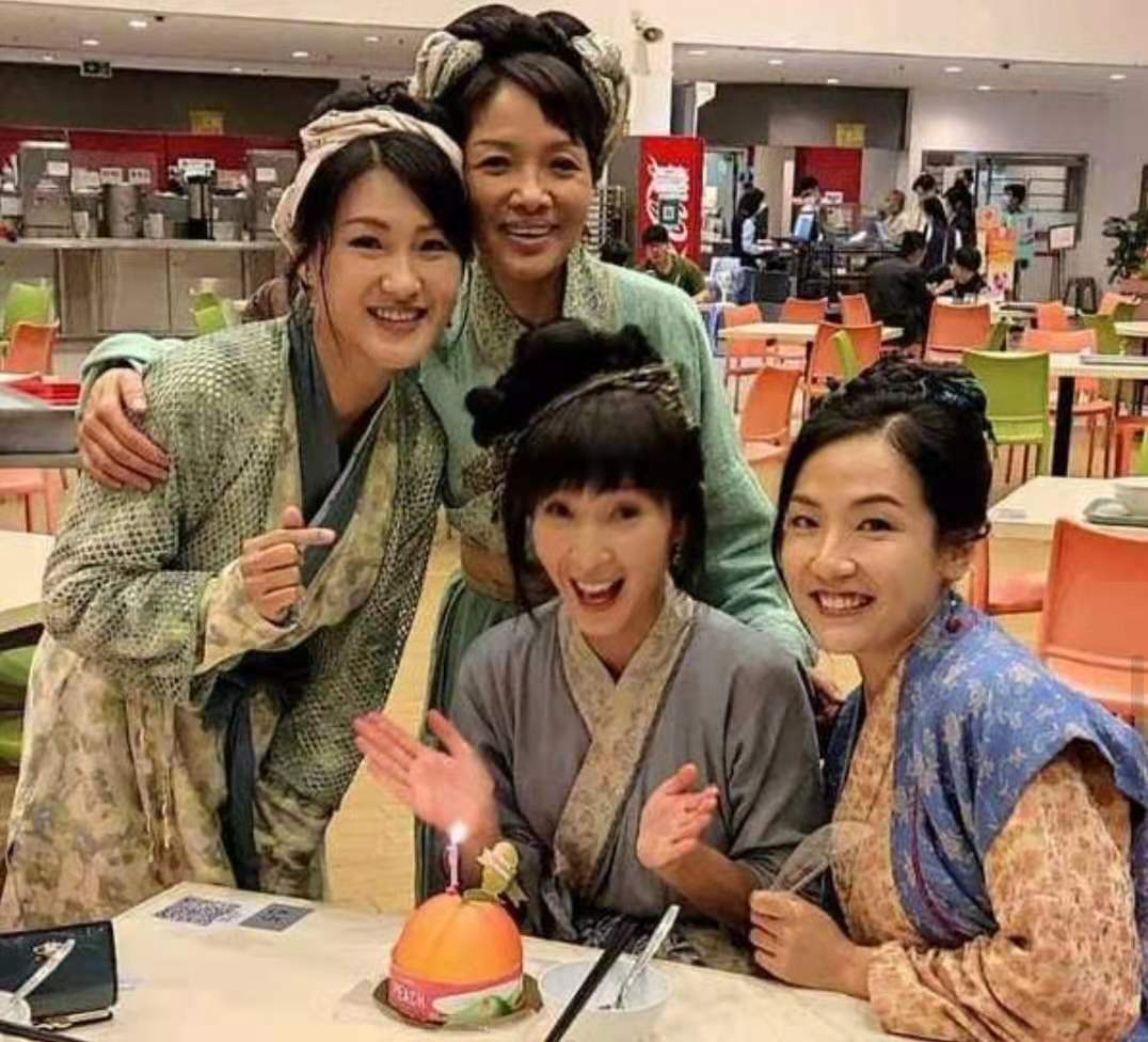 worry!Hong Kong actress Bao Peiru suddenly developed facial paralysis ...