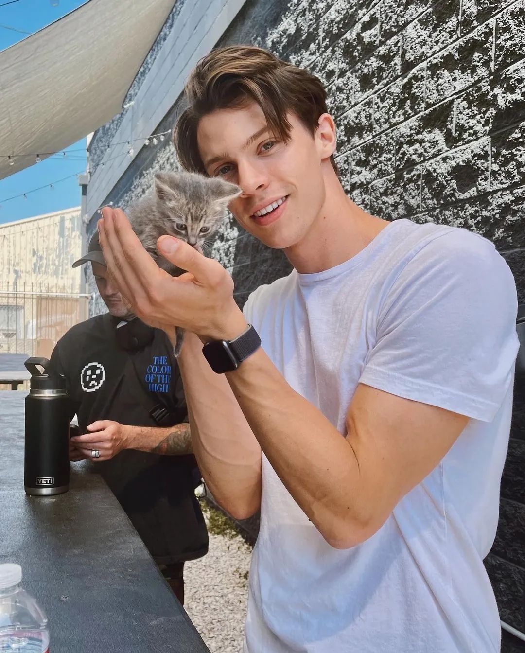 He adopted a cute little cat, who is handsome and caring - iNEWS