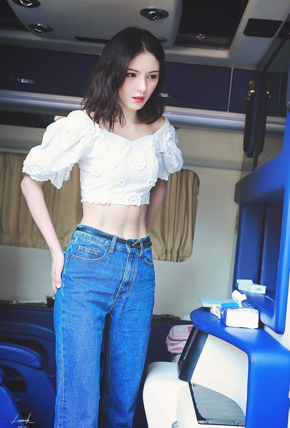 She Is Wang Sicongs Most Beautiful Ex Girlfriend When She Puts The Camera On Her Waist It