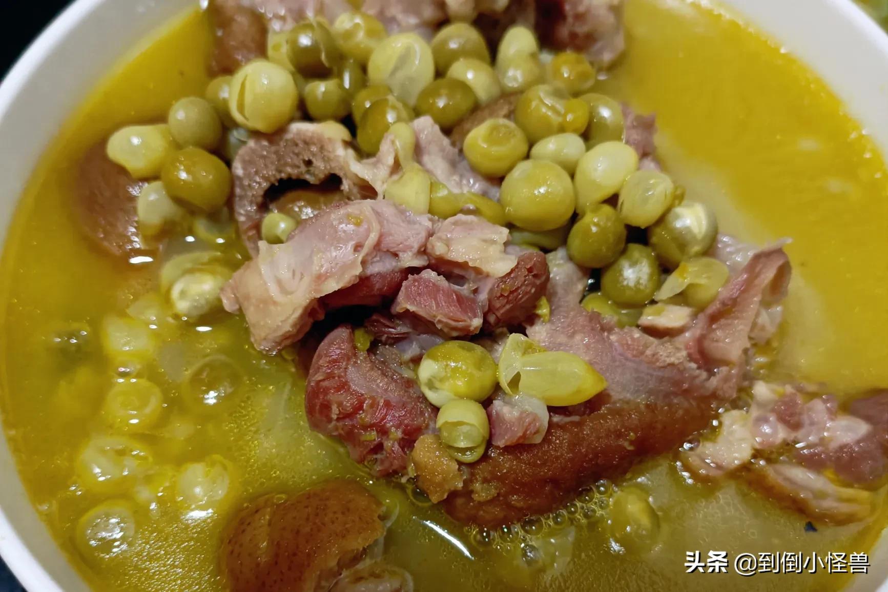 Chongqing local specialties, pork knuckle and pea soup, delicious fresh ...
