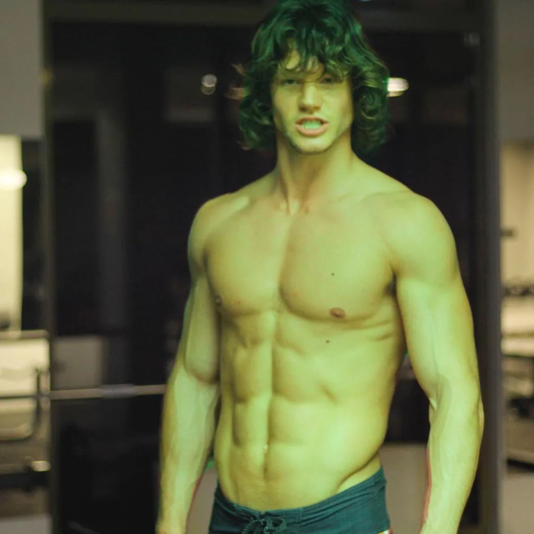 Hungarian male model Ethan O'Pry looks soaring after changing hairstyle - iNEWS