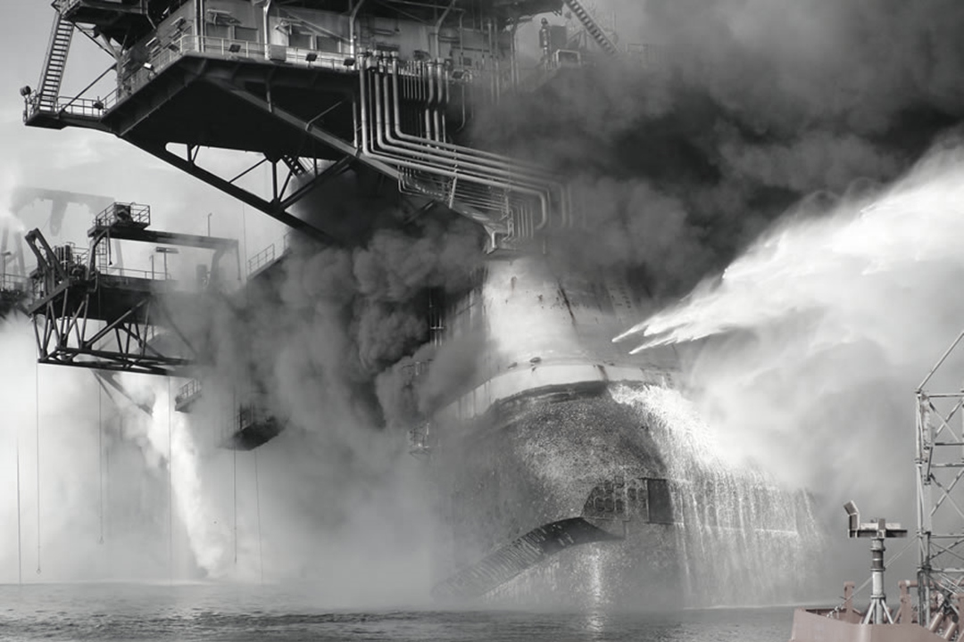 "Hotel on the sea" turned into a "grave under the sea": the oil rig ...