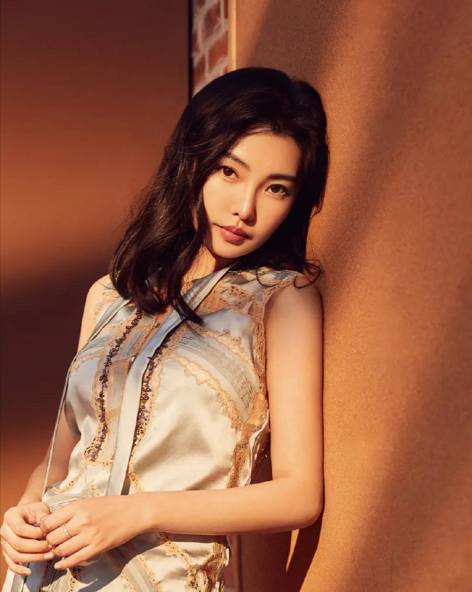 Actress Tong Fei, who has worked with director Wang Jing many times ...