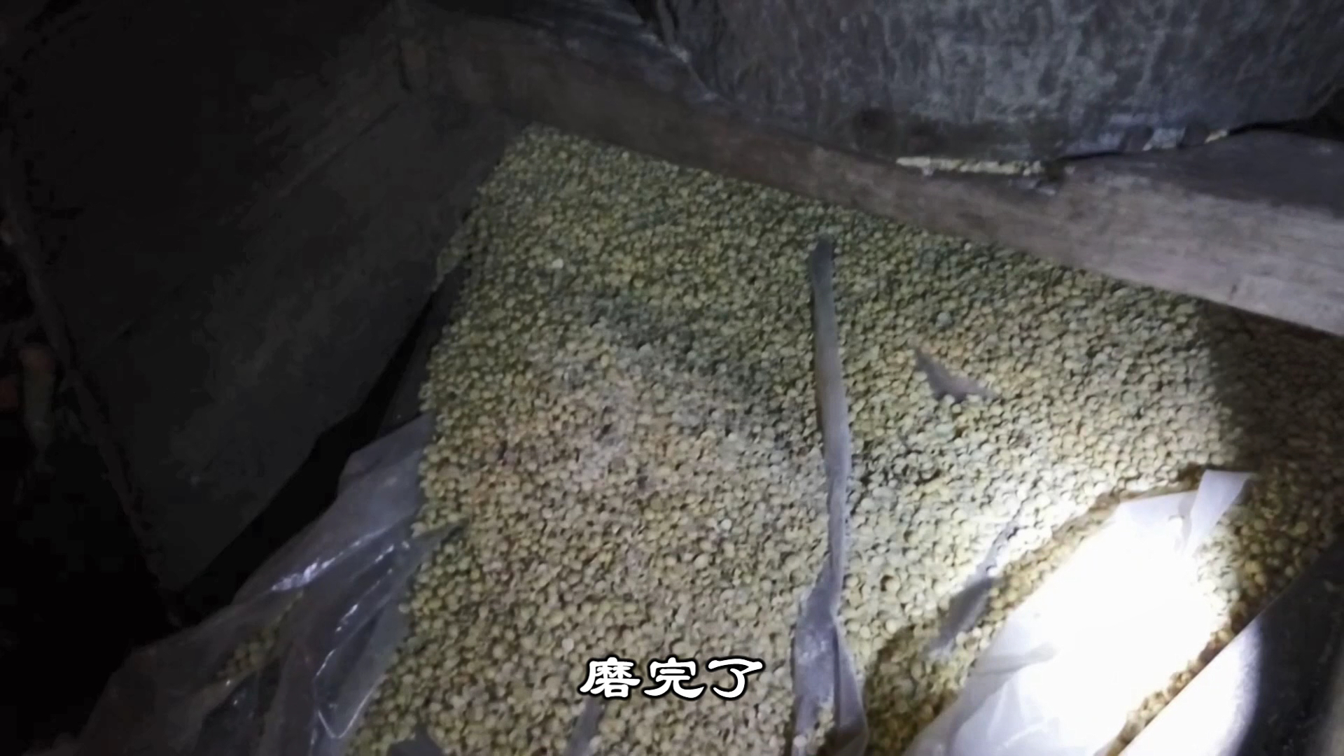 In the rural areas of Hunan, the whole process of grinding tofu with ...