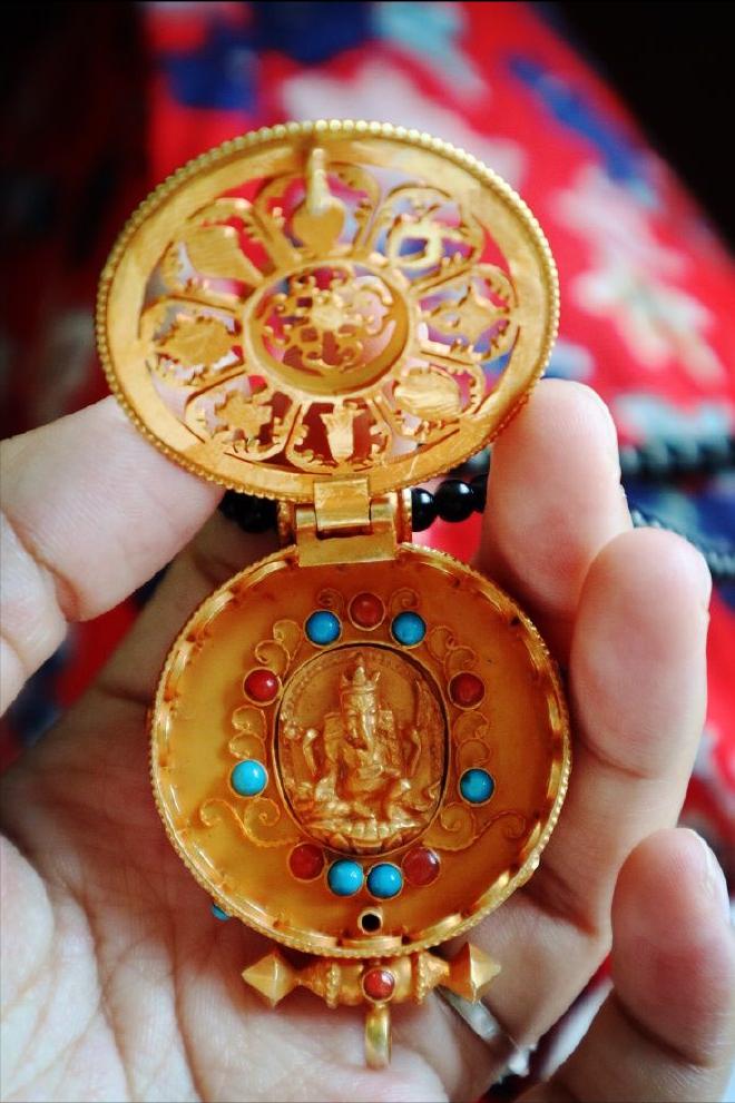 The colorful Tibetan accessories, mysterious and gorgeous, with ...