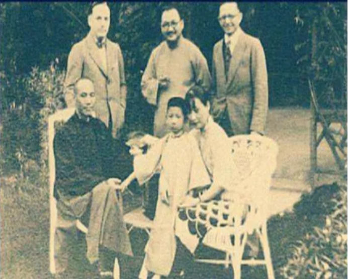 In 1946, Kong Lingjun was molested by Long Yun's son. The two sides ...