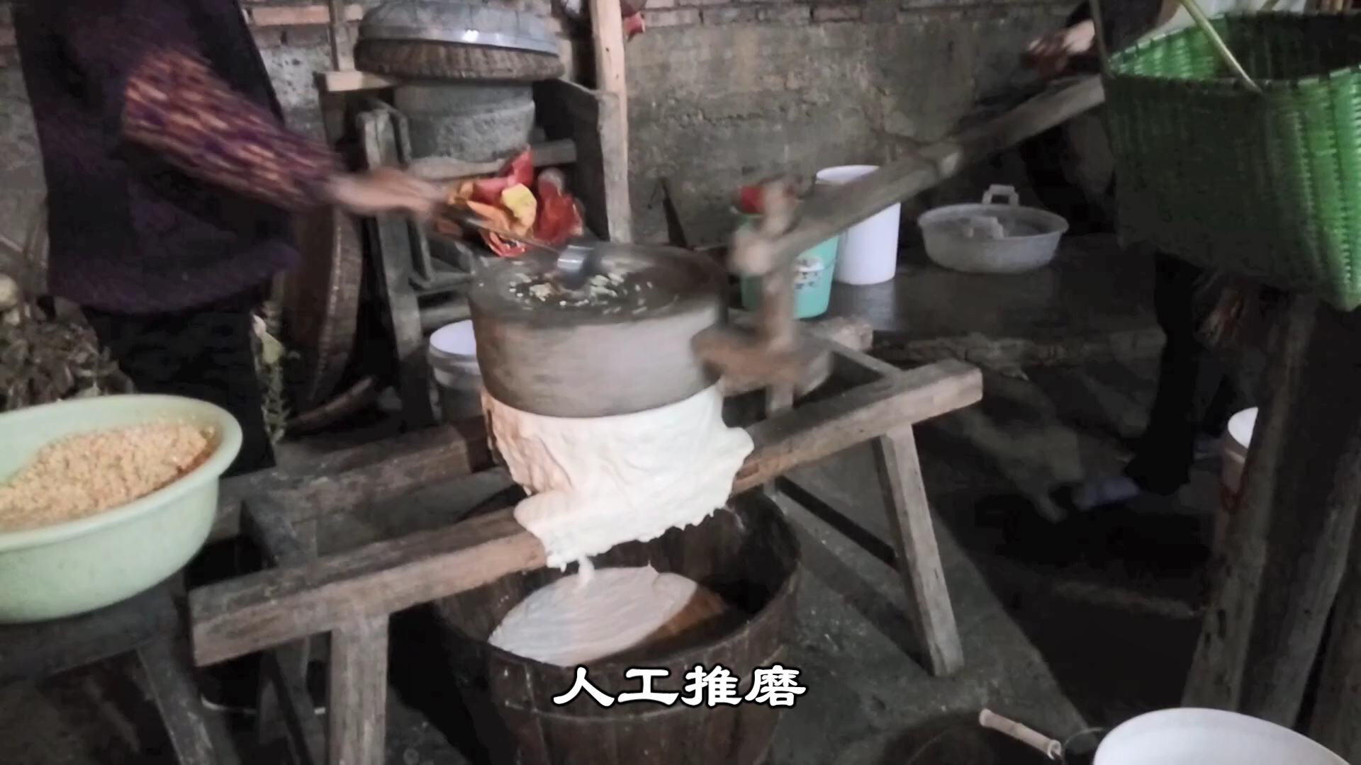 In the rural areas of Hunan, the whole process of grinding tofu with ...
